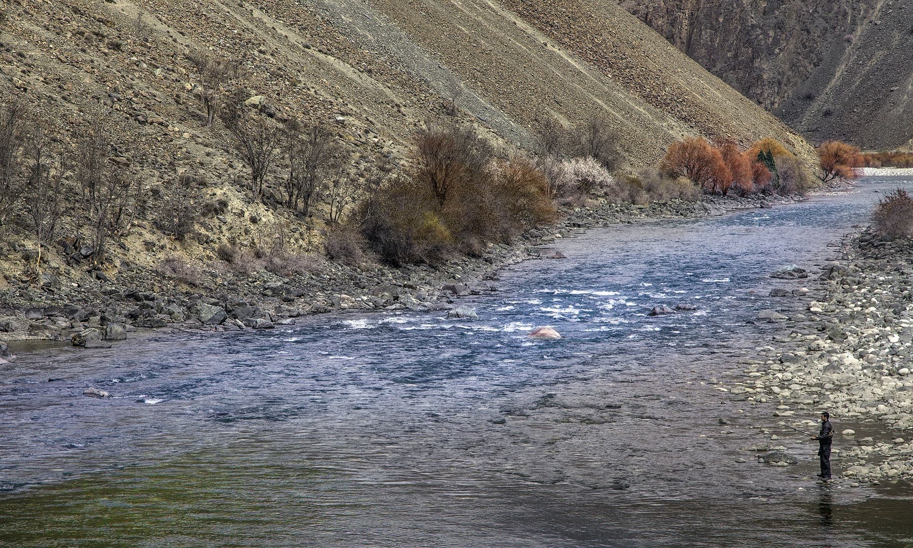 The music of Ghizer's flowing River - Pakistan Tours Guide