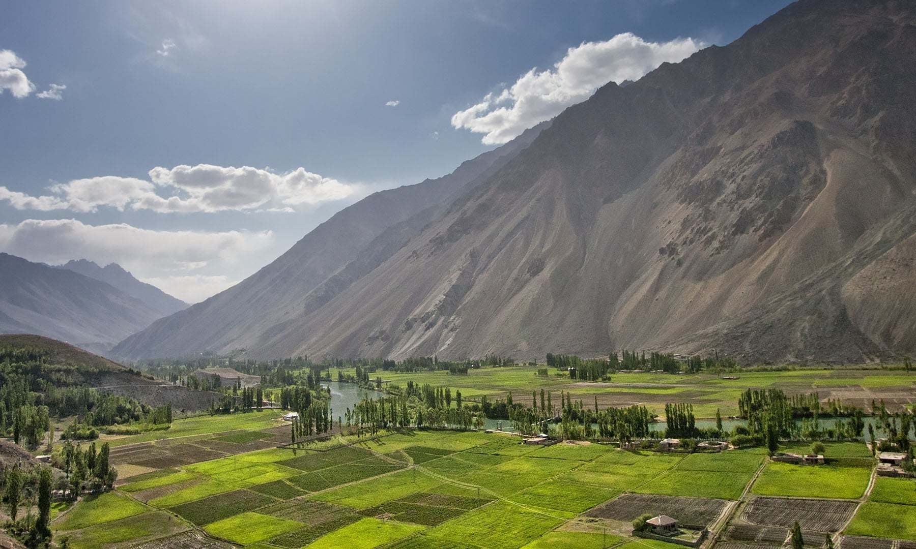 The music of Ghizer's flowing River - Pakistan Tours Guide